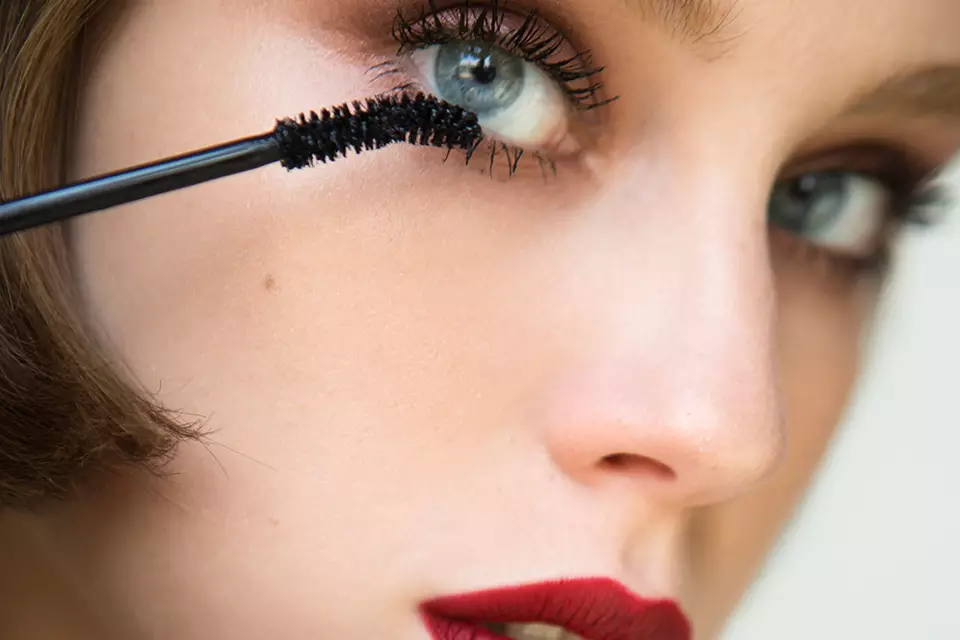 How to Apply Mascara Like a Pro: Tips and Techniques for Stunning ...